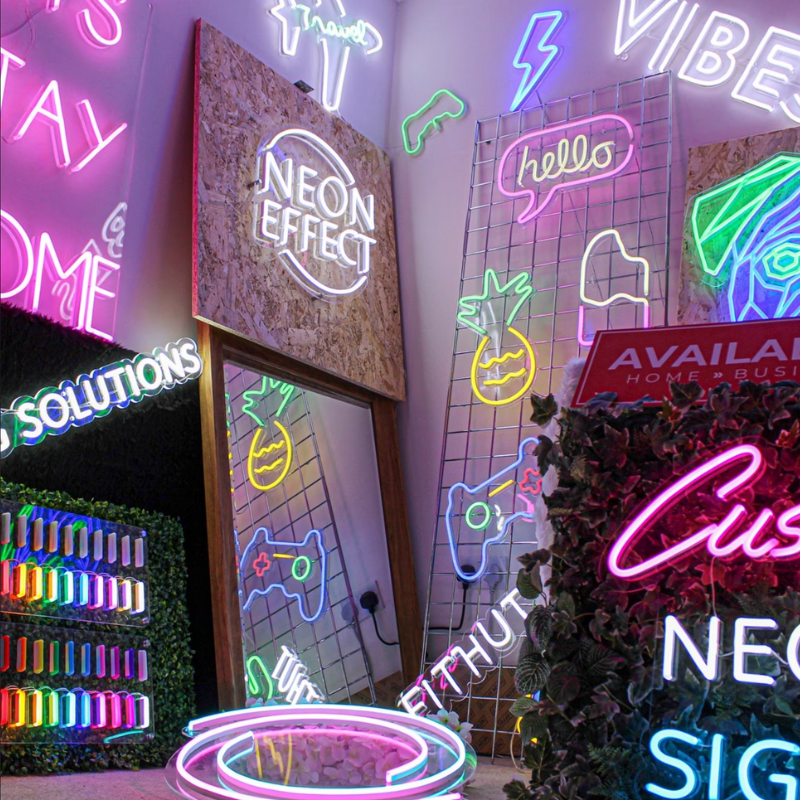 Néon gaz ou LED : quelles différences, quel choix
